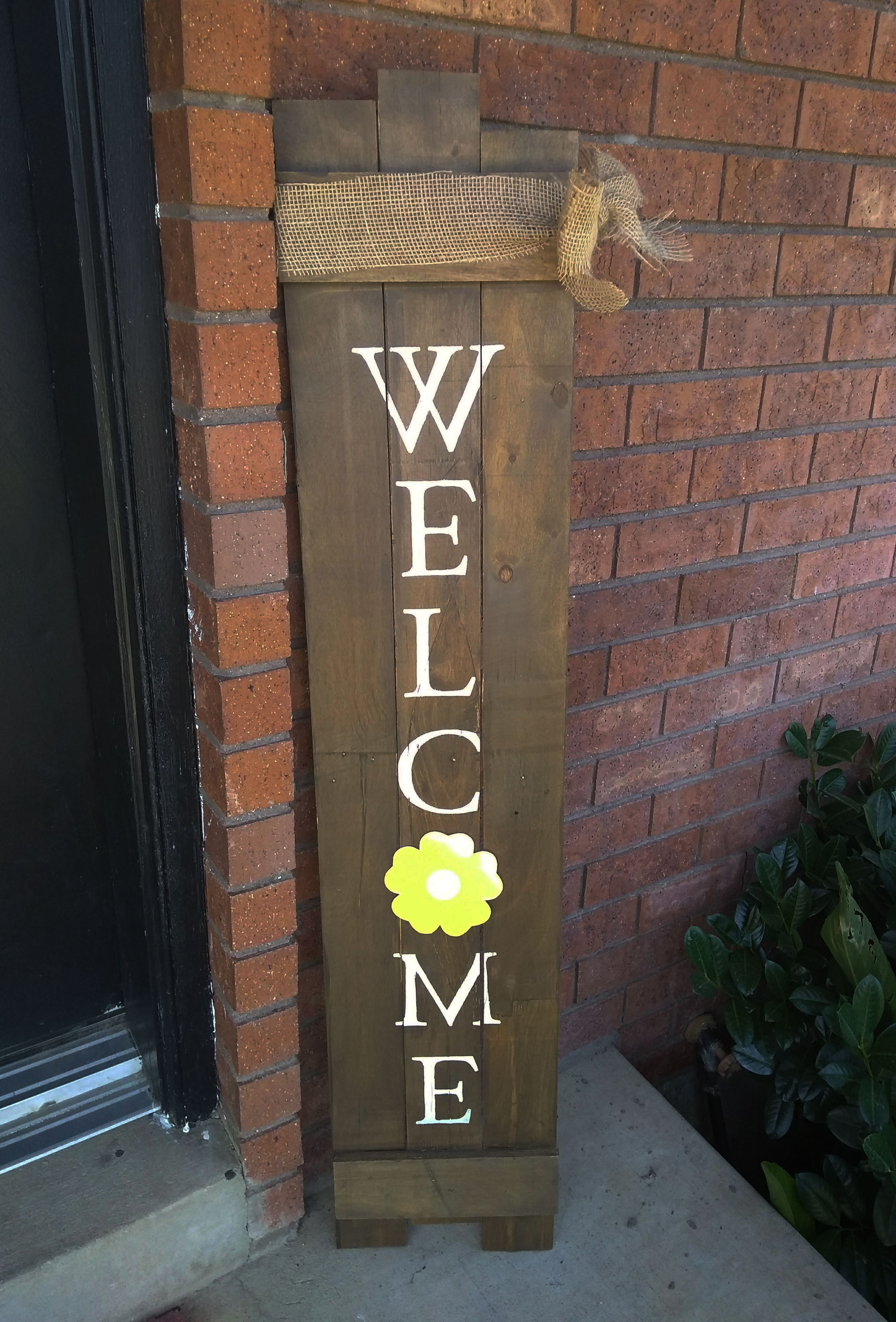 DIY Welcome Sign with interchangeable monthly pictures! - My Silly Squirts
