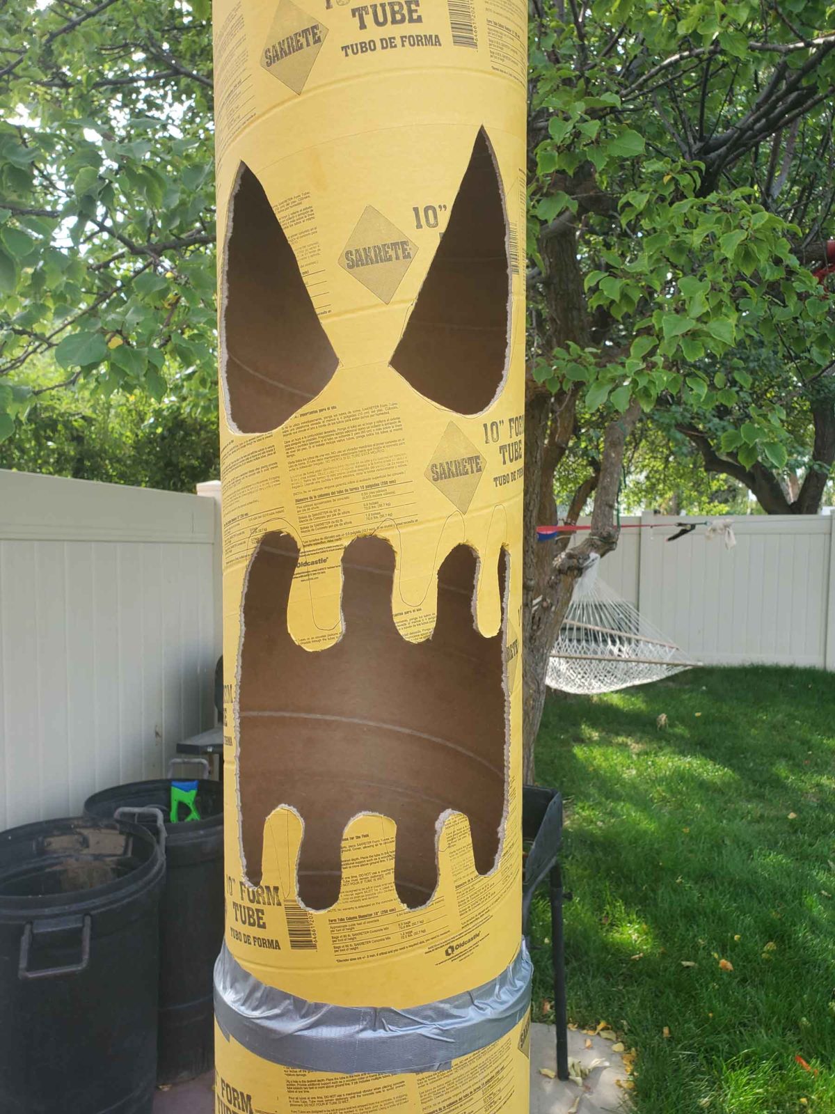 DIY Spooky Halloween tree lawn decoration - My Silly Squirts