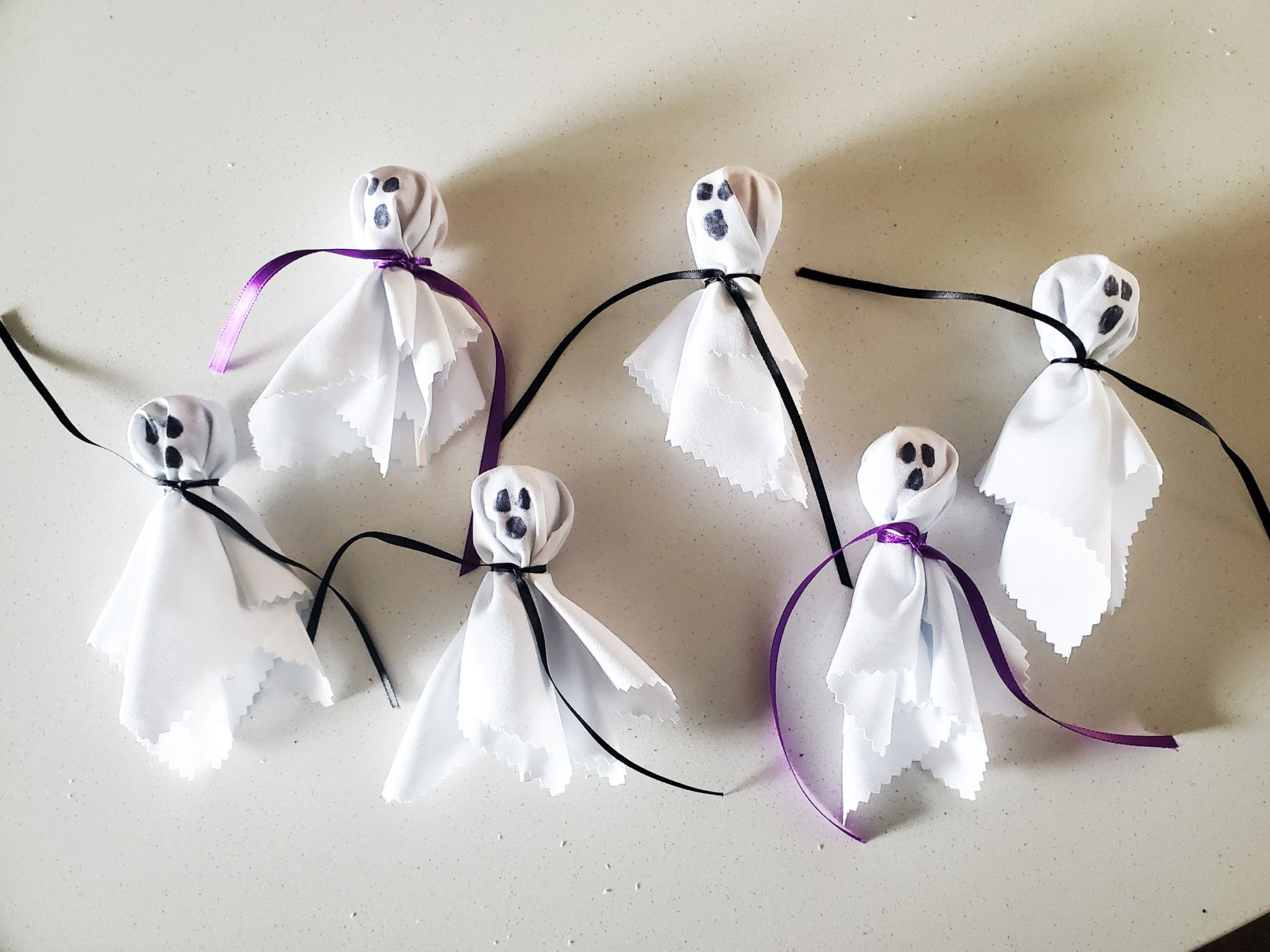 Super easy ghost suckers for your next Halloween party - My Silly Squirts