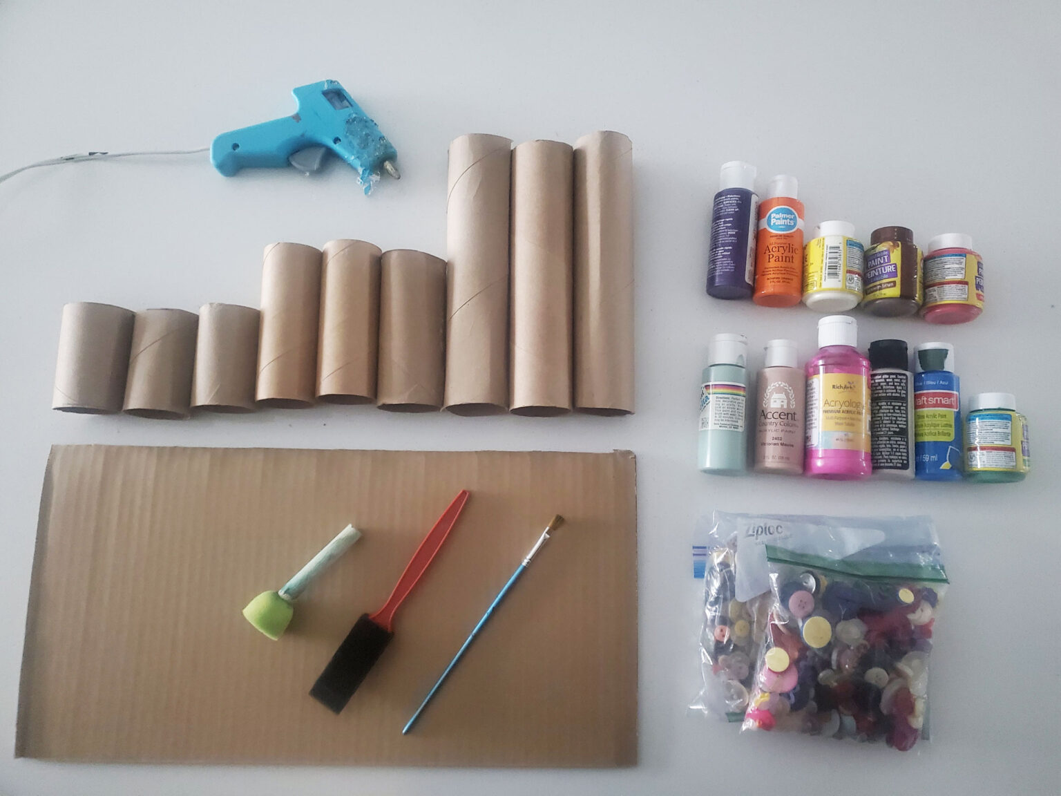 Toddler crafts: toilet paper roll towers - My Silly Squirts