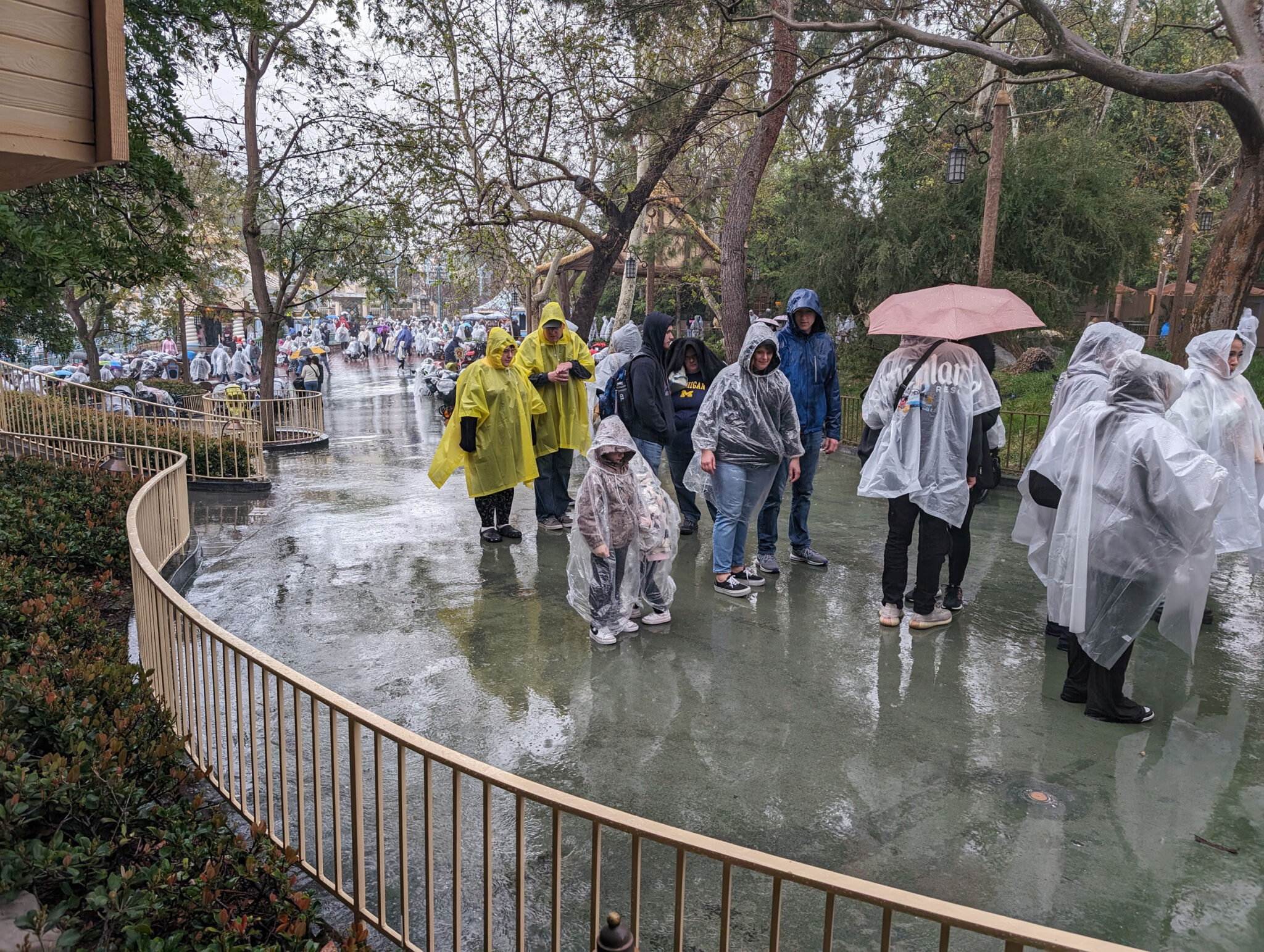 Top 13 tips to avoid long lines in Disneyland - My Silly Squirts