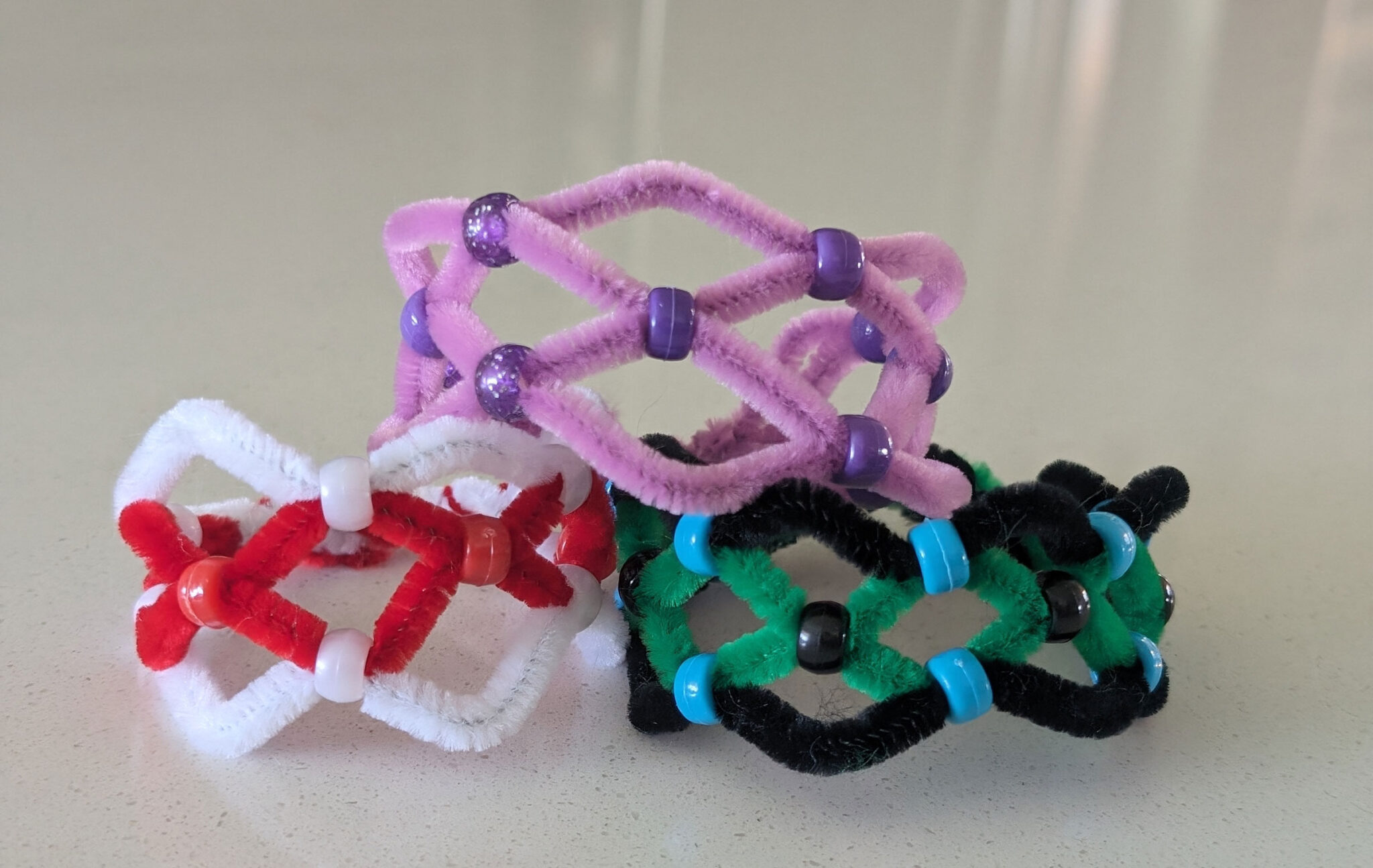 How to make easy pipe cleaner bracelets in two minutes - My Silly Squirts