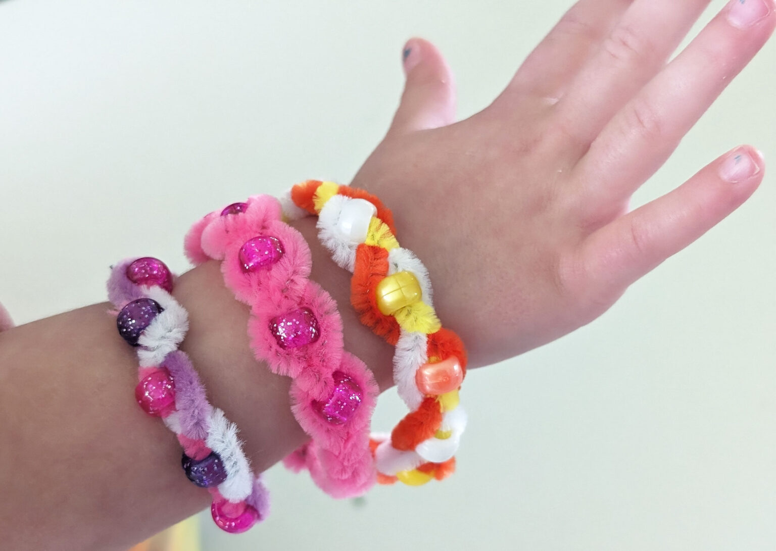 How to make easy pipe cleaner bracelets in two minutes - My Silly Squirts