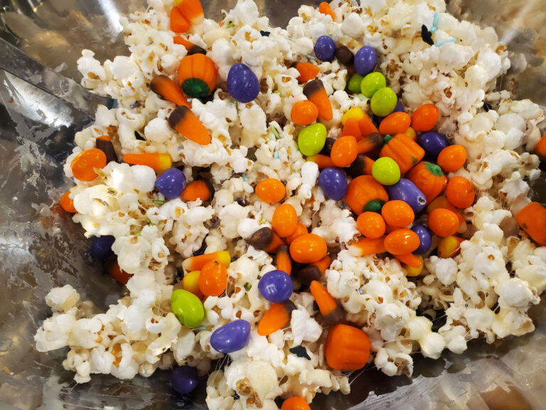 Easy monster Halloween marshmallow popcorn treats - My Silly Squirts