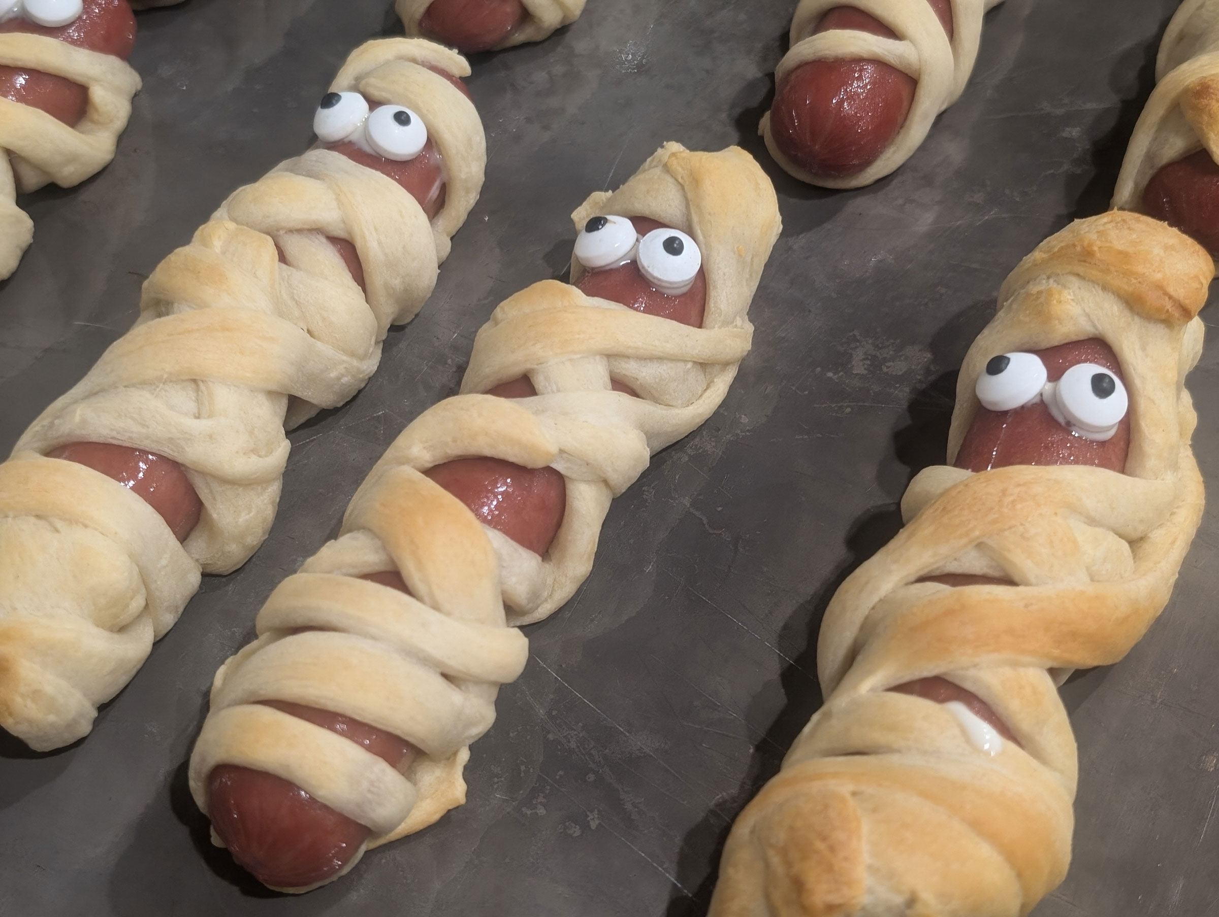 Easy Mummy Dogs for your next Halloween party - My Silly Squirts